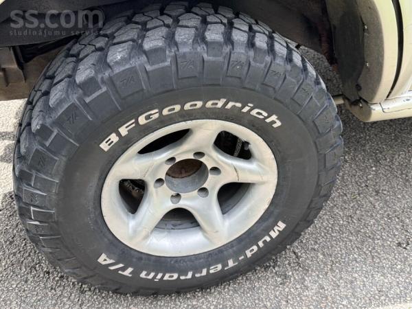 Red Isuzu Trooper 2001 in Riga, with an engine capacity of 3.00 L and mileage of 0 thousand km for 4950 €, photo 10 on AUTOMOTO.COM.LV