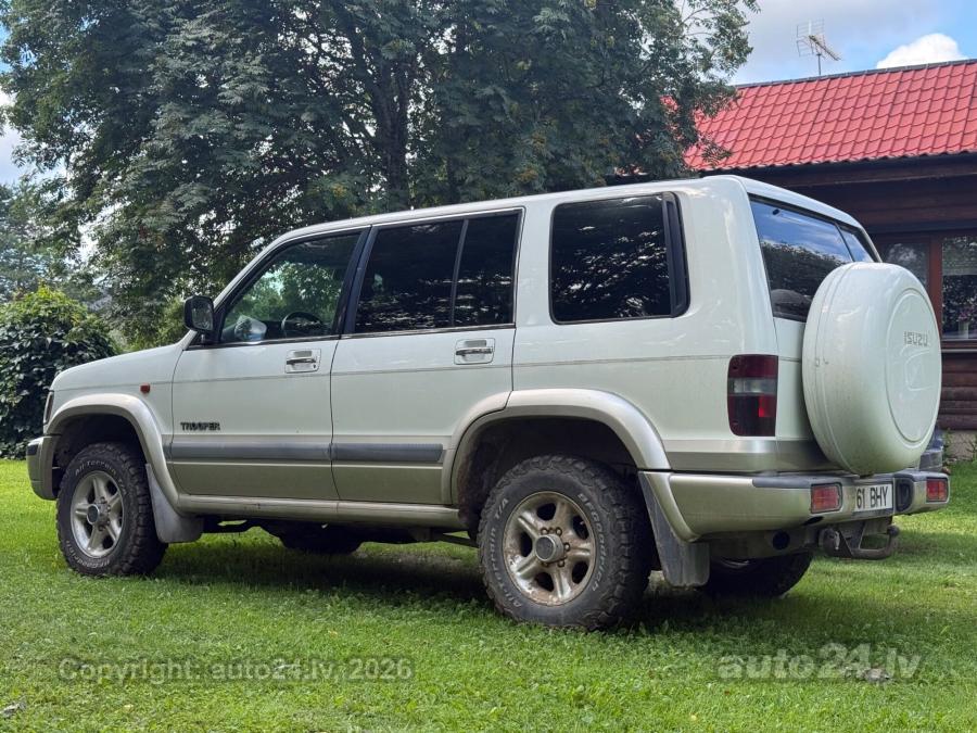 White Isuzu Trooper 2001 in Voru, with an engine capacity of 3.00 L and mileage of 144 thousand km for 2500 €, photo 4 on AUTOMOTO.COM.LV