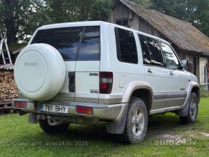 White Isuzu Trooper 2001 in Voru, with an engine capacity of 3.00 L and mileage of 144 thousand km for 2500 €, photo 5 on AUTOMOTO.COM.LV