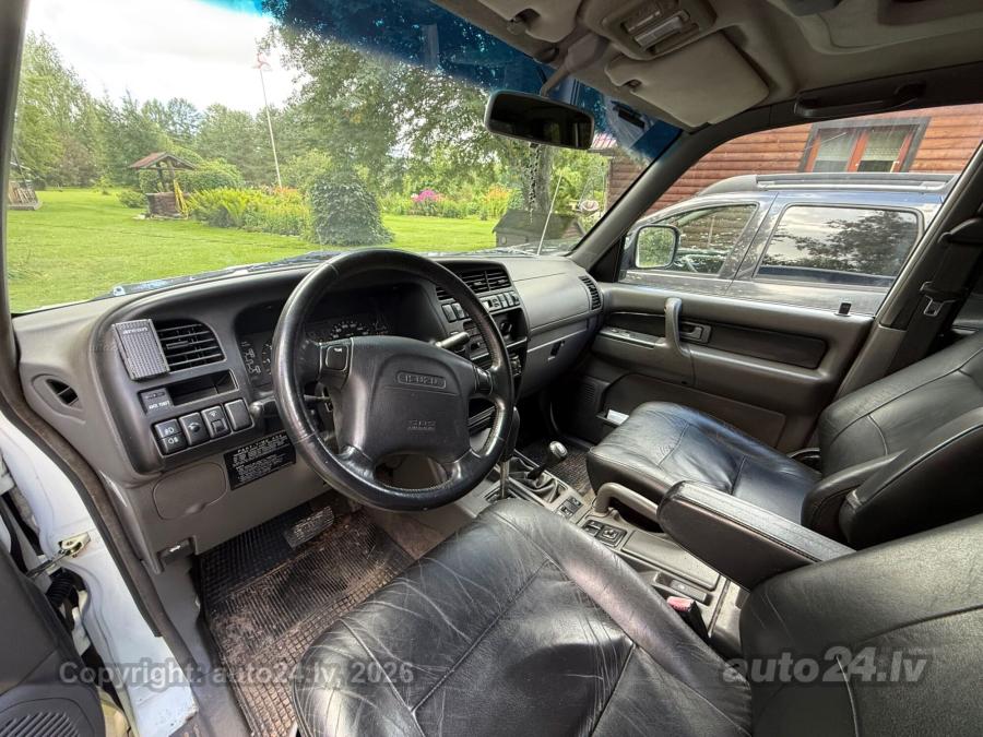 White Isuzu Trooper 2001 in Voru, with an engine capacity of 3.00 L and mileage of 144 thousand km for 2500 €, photo 6 on AUTOMOTO.COM.LV