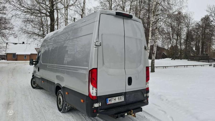 Grey Iveco Daily 2015 in Vilkaviskis, with an engine capacity of 3.00 L and mileage of 346 thousand km for 8999 €, photo 5 on AUTOMOTO.COM.LV
