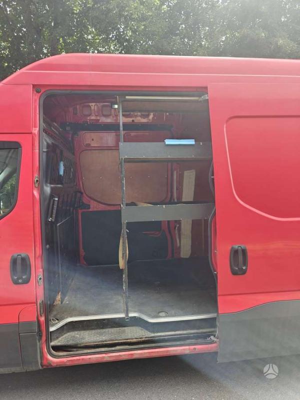 Sarkans Iveco Daily 2017 Kauņa, ar dzinēja tilpumu 3.00 L un nobraukumu 585 tūkst. km par 6100 €, foto 7 vietnē AUTOMOTO.COM.LV