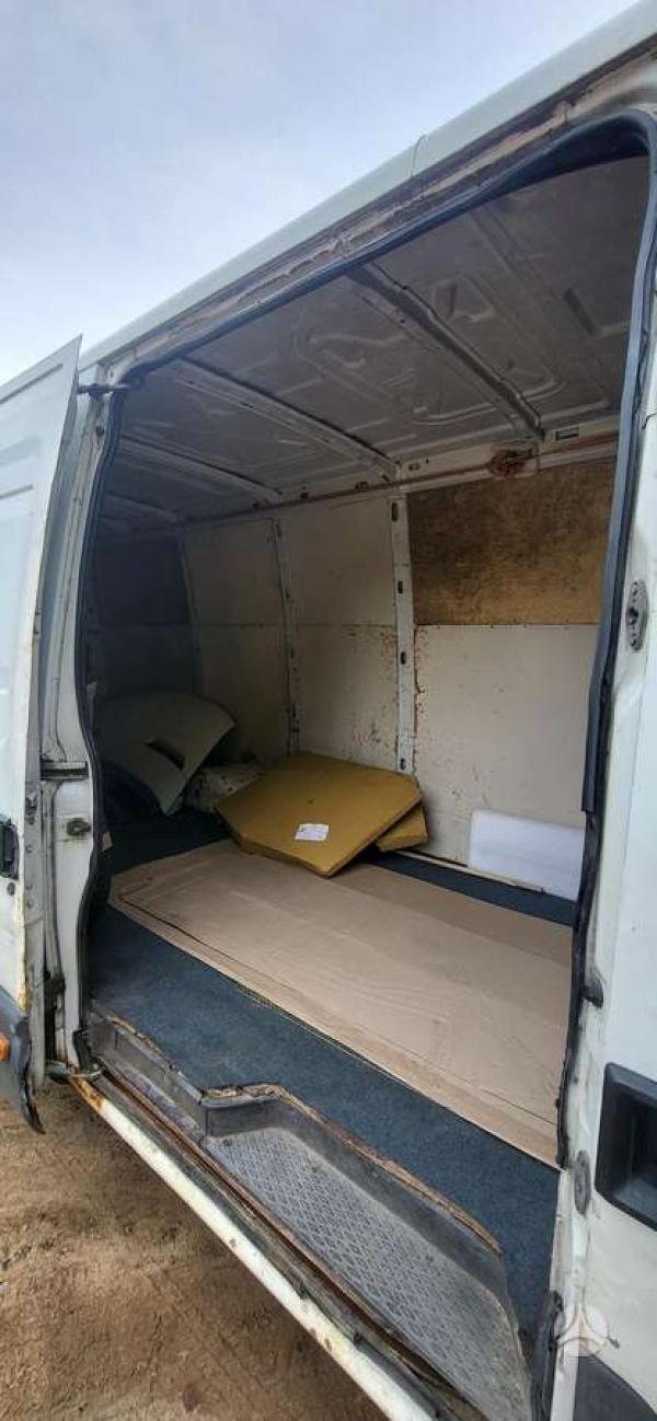 White Iveco Daily 2006 in Vilnius, with an engine capacity of 3.00 L and mileage of 265 thousand km for 1210 €, photo 5 on AUTOMOTO.COM.LV