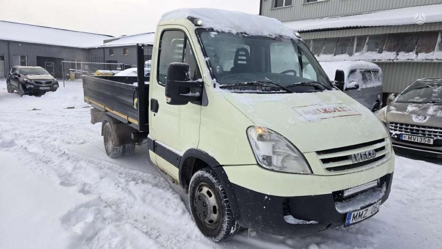 White Iveco Daily 2010 in Utena, with an engine capacity of 3.00 L and mileage of 303 thousand km for 7650 €, photo 4 on AUTOMOTO.COM.LV