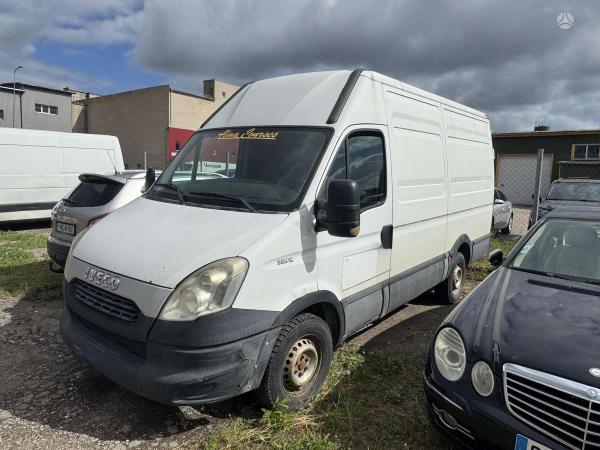 White Iveco Daily 2012 in Taurage, with an engine capacity of 2.30 L and mileage of 301 thousand km for 2650 €, photo 1 on AUTOMOTO.COM.LV