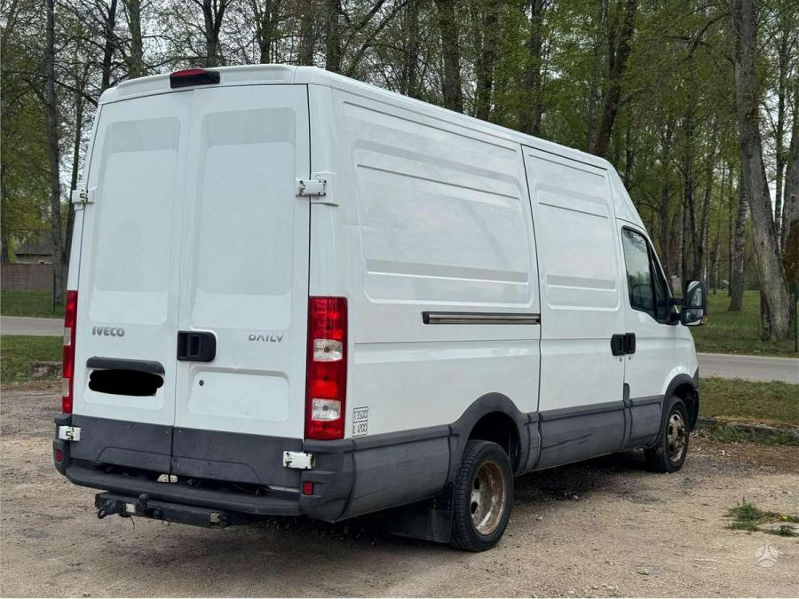 White Iveco Daily 2012 in Taurage, with an engine capacity of 2.30 L and mileage of 268 thousand km for 4250 €, photo 6 on AUTOMOTO.COM.LV