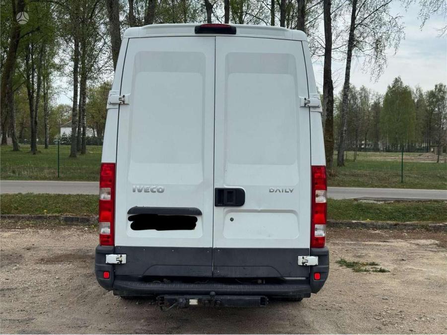 White Iveco Daily 2012 in Taurage, with an engine capacity of 2.30 L and mileage of 268 thousand km for 4250 €, photo 7 on AUTOMOTO.COM.LV