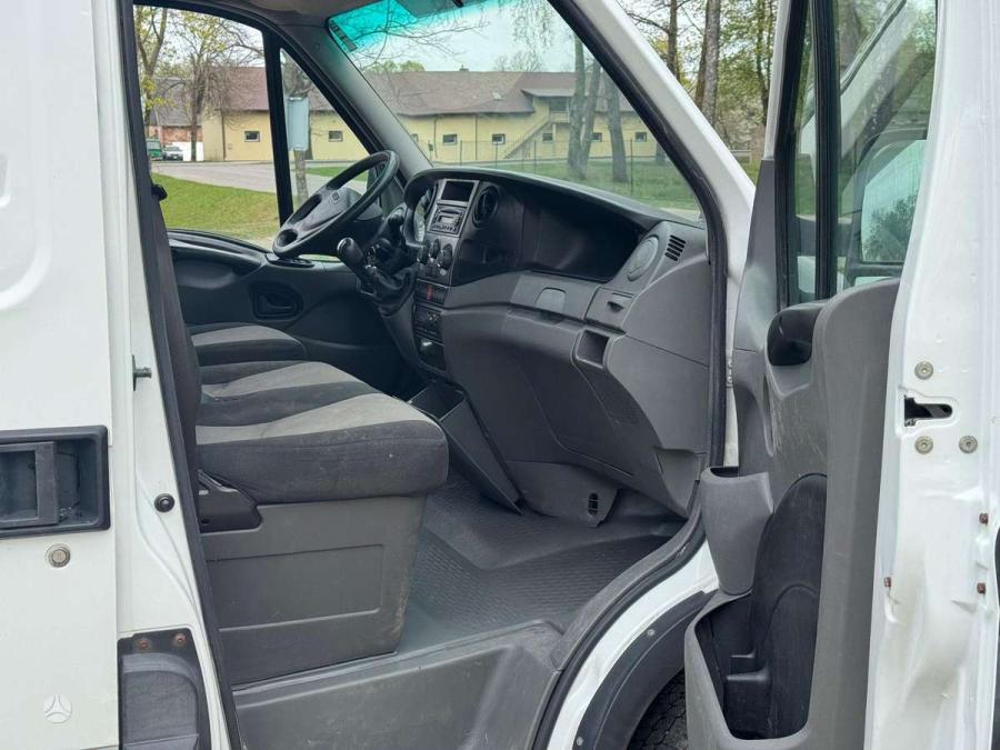 White Iveco Daily 2012 in Taurage, with an engine capacity of 2.30 L and mileage of 268 thousand km for 4250 €, photo 10 on AUTOMOTO.COM.LV