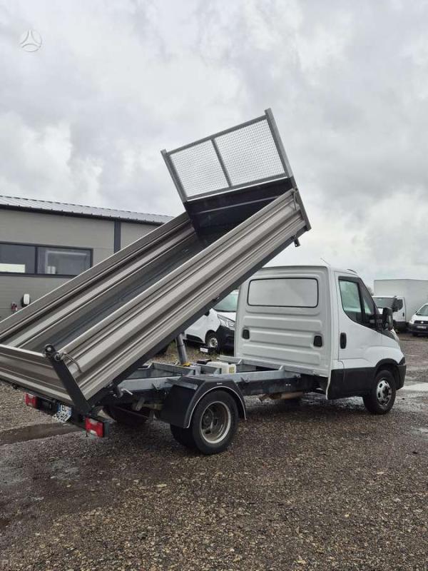 White Iveco Daily 2016 in Kaunas, with an engine capacity of 2.30 L and mileage of 234 thousand km for 12390 €, photo 4 on AUTOMOTO.COM.LV