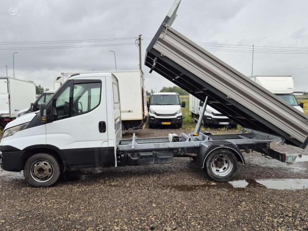 White Iveco Daily 2016 in Kaunas, with an engine capacity of 2.30 L and mileage of 234 thousand km for 12390 €, photo 6 on AUTOMOTO.COM.LV