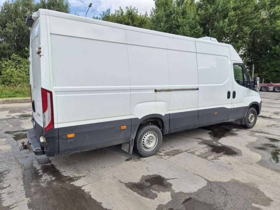 White Iveco Daily 2016 in Kelme, with an engine capacity of 2.29 L and mileage of 588 thousand km for 5800 €, photo 5 on AUTOMOTO.COM.LV