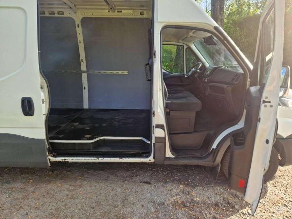 Iveco Daily 2017 in Taurage on AUTOMOTO.COM.LV White Iveco Daily 2017 in Taurage, with an engine capacity of 2.30 L and mileage of 363 thousand km for 7950 €, photo 9 on AUTOMOTO.COM.LV