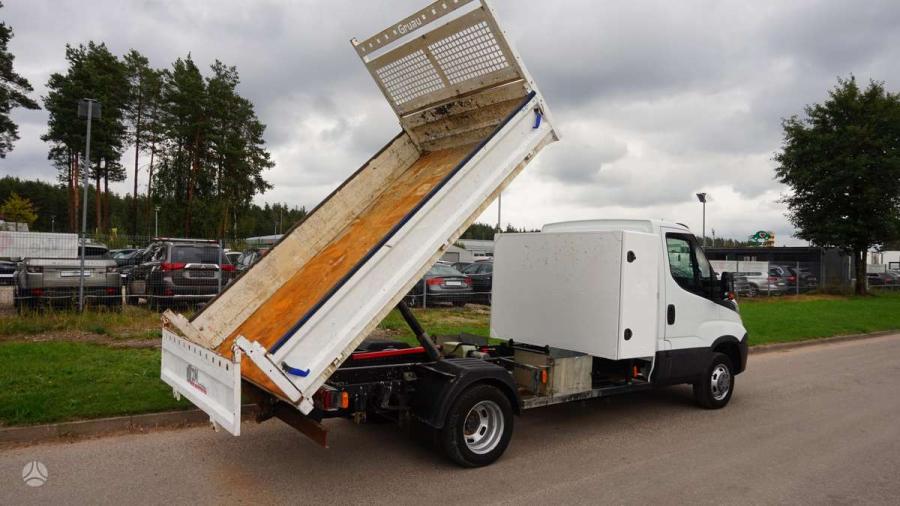 White Iveco Daily 2018 in Vilnius, with an engine capacity of 3.00 L and mileage of 224 thousand km for 14900 €, photo 6 on AUTOMOTO.COM.LV