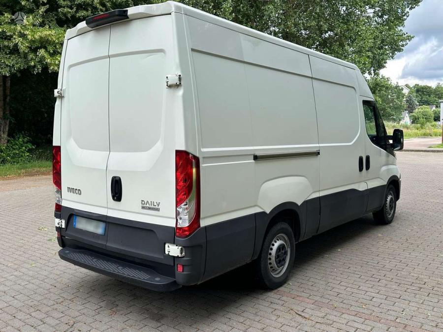 White Iveco Daily 2019 in Taurage, with an engine capacity of 2.30 L and mileage of 177 thousand km for 9200 €, photo 4 on AUTOMOTO.COM.LV