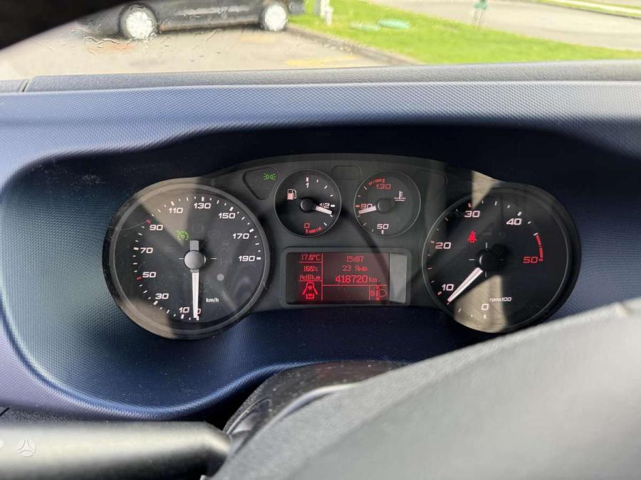 White Iveco Daily 2019 in Vilnius, with an engine capacity of 3.00 L and mileage of 419 thousand km for 14000 €, photo 11 on AUTOMOTO.COM.LV