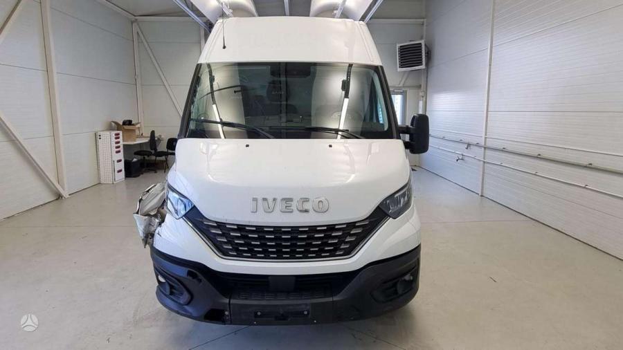 White Iveco Daily 2021 in Radviliskis, with an engine capacity of 2.29 L and mileage of 93 thousand km for 10829 €, photo 5 on AUTOMOTO.COM.LV