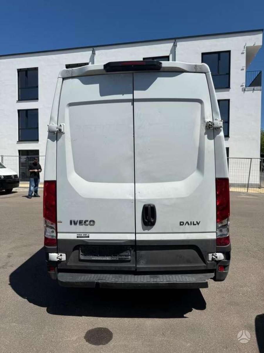 White Iveco Daily 2021 in Vilnius, with an engine capacity of 2.29 L and mileage of 146 thousand km for 29240 €, photo 5 on AUTOMOTO.COM.LV