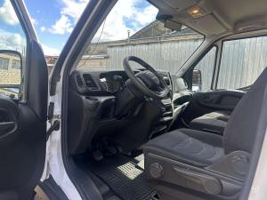 White Iveco Daily 2021 in Silute, with an engine capacity of 3.00 L and mileage of 94 thousand km for 14990 €, photo 5 on AUTOMOTO.COM.LV