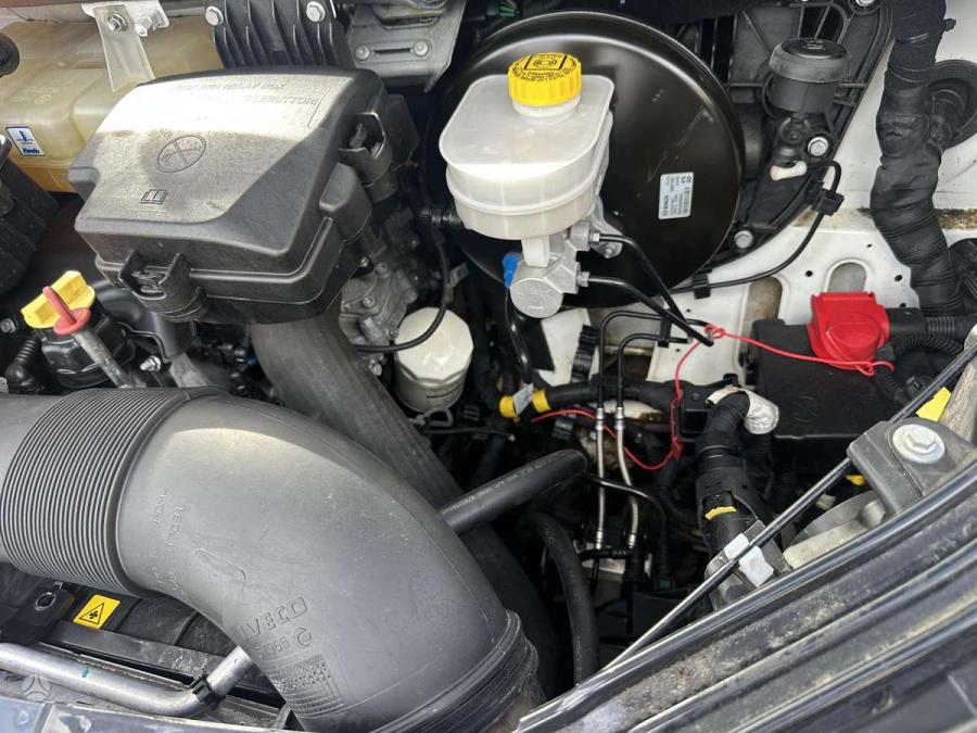 White Iveco Daily 2021 in Silute, with an engine capacity of 3.00 L and mileage of 94 thousand km for 14990 €, photo 14 on AUTOMOTO.COM.LV