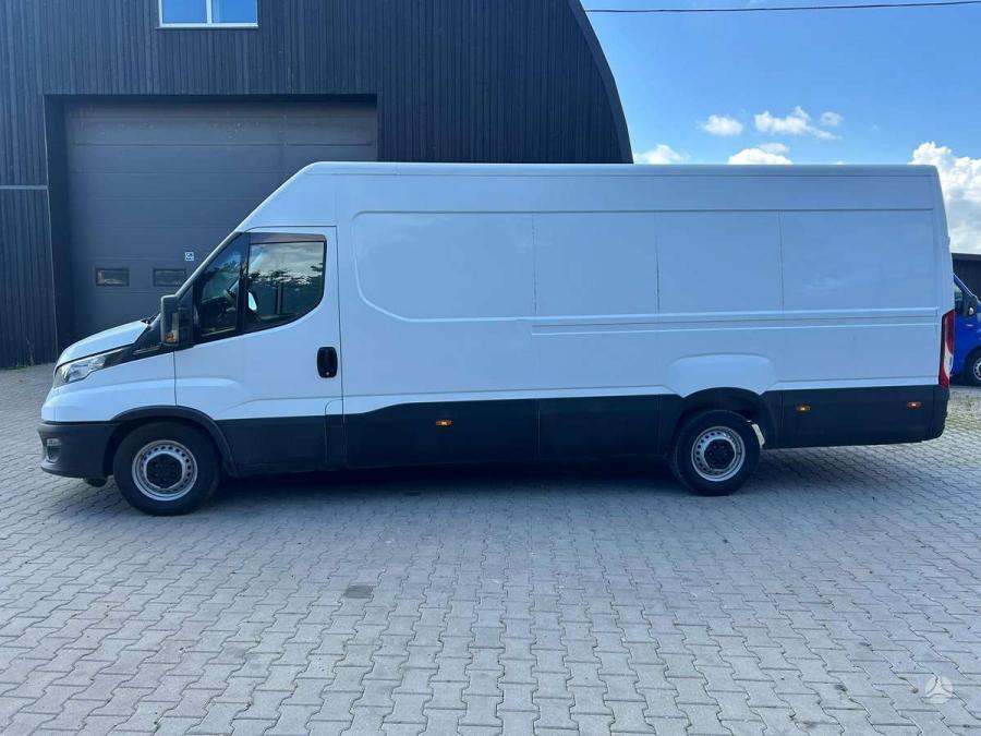White Iveco Daily 2022 in Kaunas, with an engine capacity of 3.00 L and mileage of 355 thousand km for 10500 €, photo 3 on AUTOMOTO.COM.LV