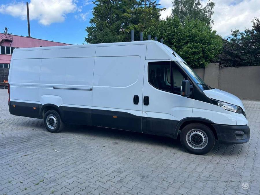 White Iveco Daily 2022 in Kaunas, with an engine capacity of 3.00 L and mileage of 355 thousand km for 10500 €, photo 5 on AUTOMOTO.COM.LV