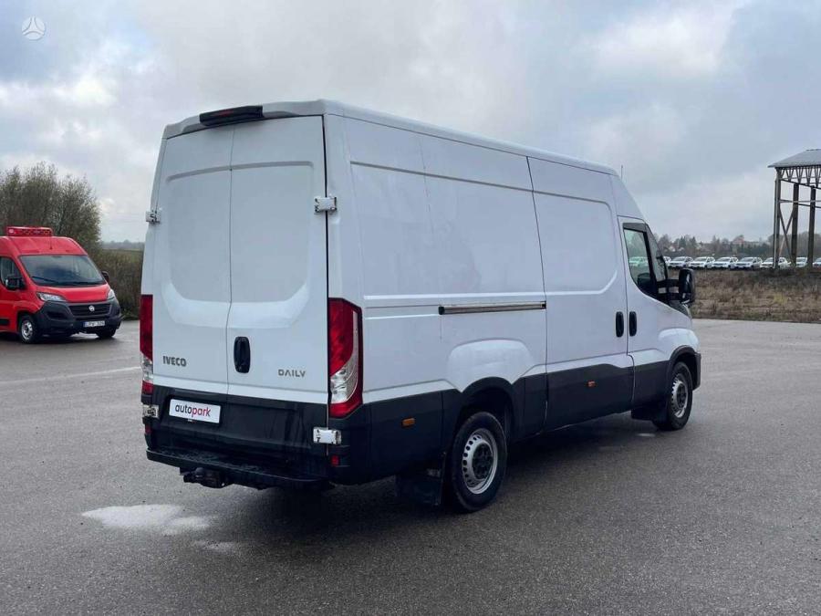 White Iveco Daily 2022 in Ukmerge, with an engine capacity of 2.29 L and mileage of 143 thousand km for 12900 €, photo 5 on AUTOMOTO.COM.LV
