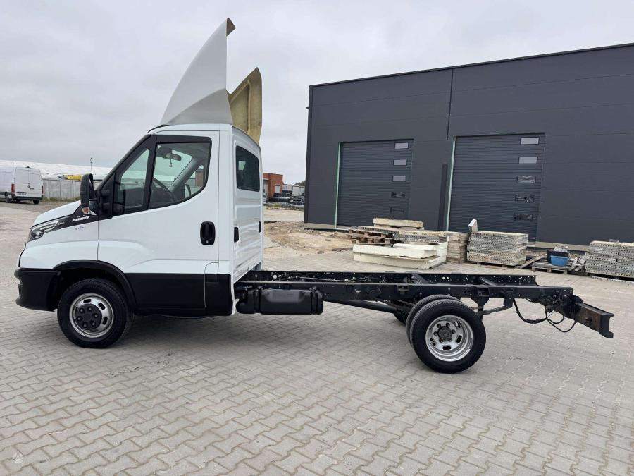 White Iveco Daily 2022 in Kaunas, with an engine capacity of 3.00 L and mileage of 330 thousand km for 12450 €, photo 3 on AUTOMOTO.COM.LV