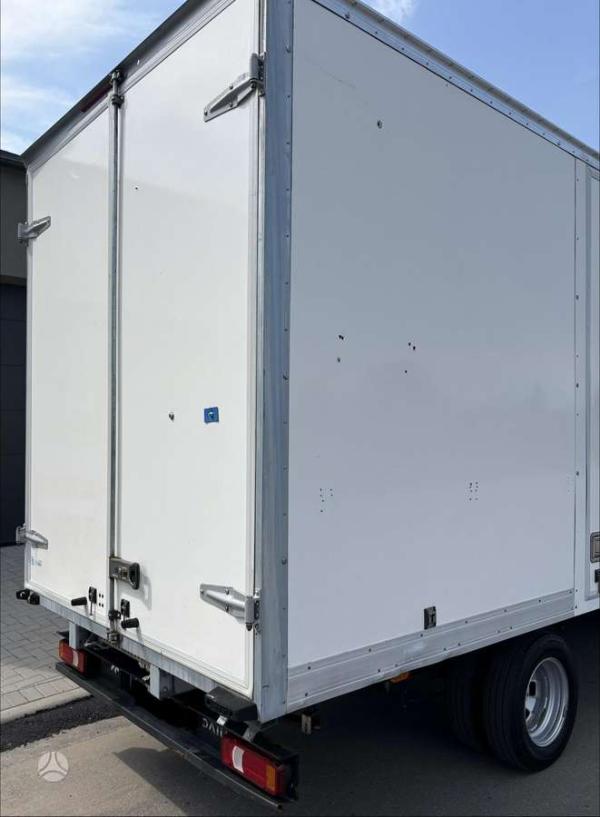 White Iveco Daily 2023 in Kaunas, with an engine capacity of 3.00 L and mileage of 140 thousand km for 17999 €, photo 9 on AUTOMOTO.COM.LV