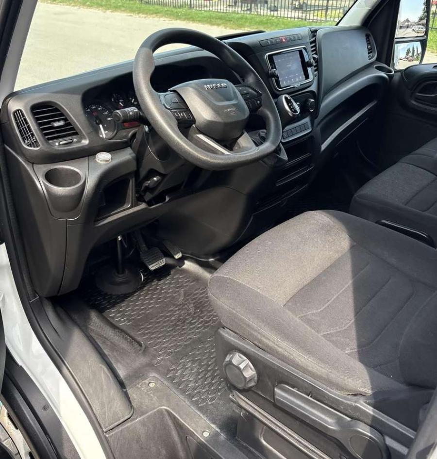White Iveco Daily 2023 in Kaunas, with an engine capacity of 3.00 L and mileage of 140 thousand km for 17999 €, photo 17 on AUTOMOTO.COM.LV