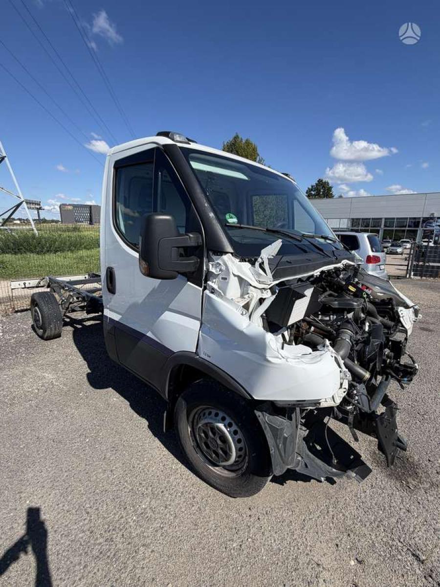 White Iveco Daily 2023 in Kaunas, with an engine capacity of 2.29 L and mileage of 39 thousand km for 7623 €, photo 5 on AUTOMOTO.COM.LV