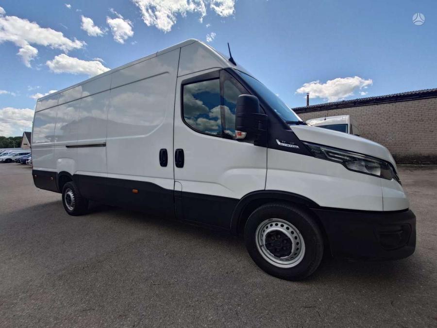 White Iveco Daily 2023 in Taurage, with an engine capacity of 2.30 L and mileage of 319 thousand km for 14883 €, photo 1 on AUTOMOTO.COM.LV
