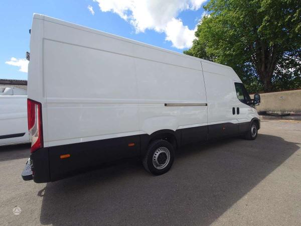White Iveco Daily 2023 in Taurage, with an engine capacity of 2.30 L and mileage of 319 thousand km for 14883 €, photo 7 on AUTOMOTO.COM.LV