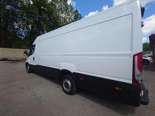 White Iveco Daily 2023 in Taurage, with an engine capacity of 2.30 L and mileage of 319 thousand km for 14883 €, photo 9 on AUTOMOTO.COM.LV