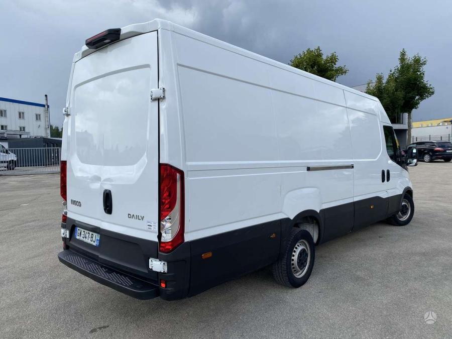 Balts Iveco Daily 2024 Tauragė, ar dzinēja tilpumu 3.00 L un nobraukumu 307 tūkst. km par 15900 €, foto 5 vietnē AUTOMOTO.COM.LV