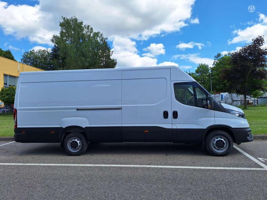 White Iveco Daily 2026 in Vilnius, with an engine capacity of 3.00 L and mileage of 0 thousand km for 39809 €, photo 5 on AUTOMOTO.COM.LV