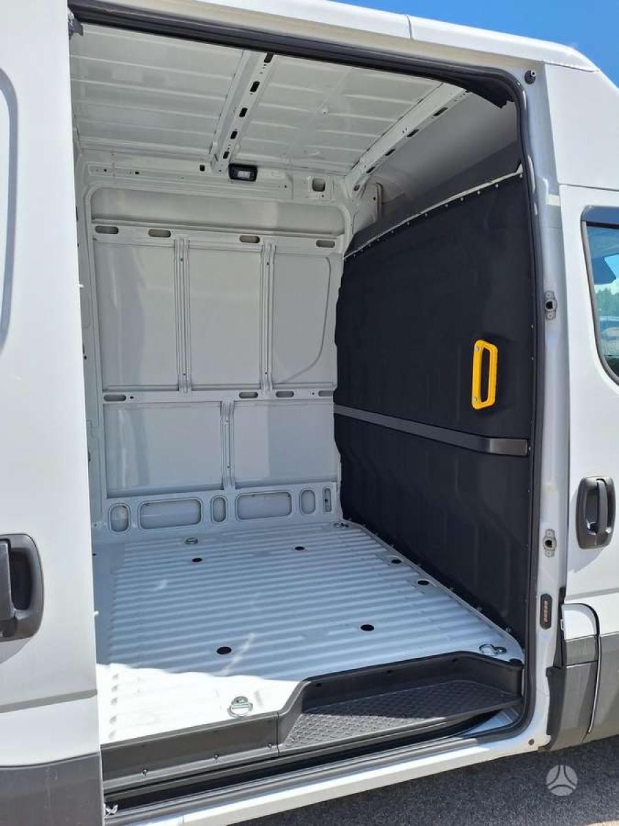 White Iveco Daily 2026 in Vilnius, with an engine capacity of 3.00 L and mileage of 0 thousand km for 39809 €, photo 7 on AUTOMOTO.COM.LV