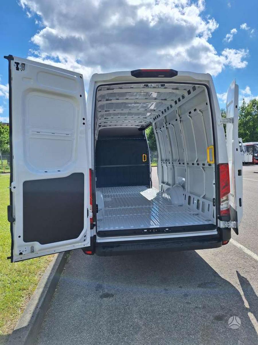 White Iveco Daily 2026 in Vilnius, with an engine capacity of 3.00 L and mileage of 0 thousand km for 39809 €, photo 11 on AUTOMOTO.COM.LV