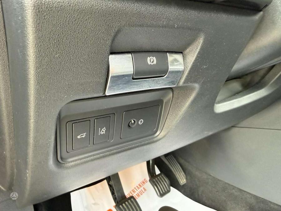 Black Jaguar E-Pace 2018 in Kaunas, with an engine capacity of 2.00 L and mileage of 300 thousand km for 9900 €, photo 8 on AUTOMOTO.COM.LV
