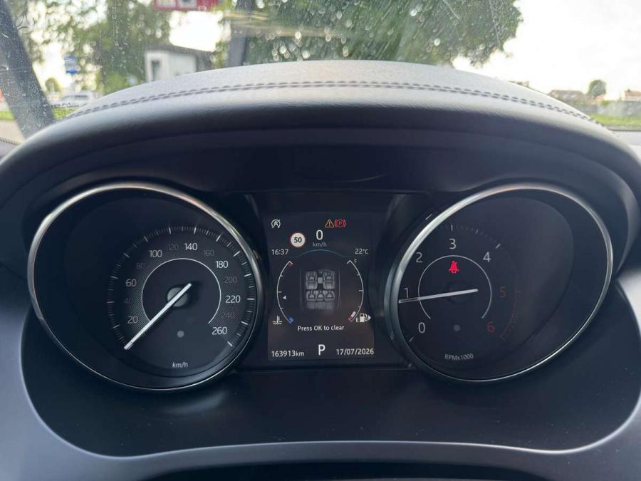 Black Jaguar E-Pace 2018 in Taurage, with an engine capacity of 2.00 L and mileage of 163 thousand km for 12800 €, photo 15 on AUTOMOTO.COM.LV