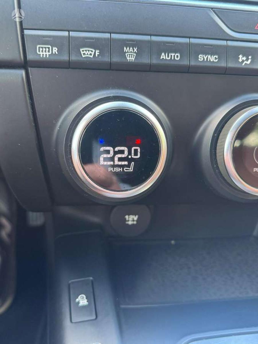 Melns Jaguar E-Pace 2018 Utena, ar dzinēja tilpumu 2.00 L un nobraukumu 153 tūkst. km par 11500 €, foto 12 vietnē AUTOMOTO.COM.LV