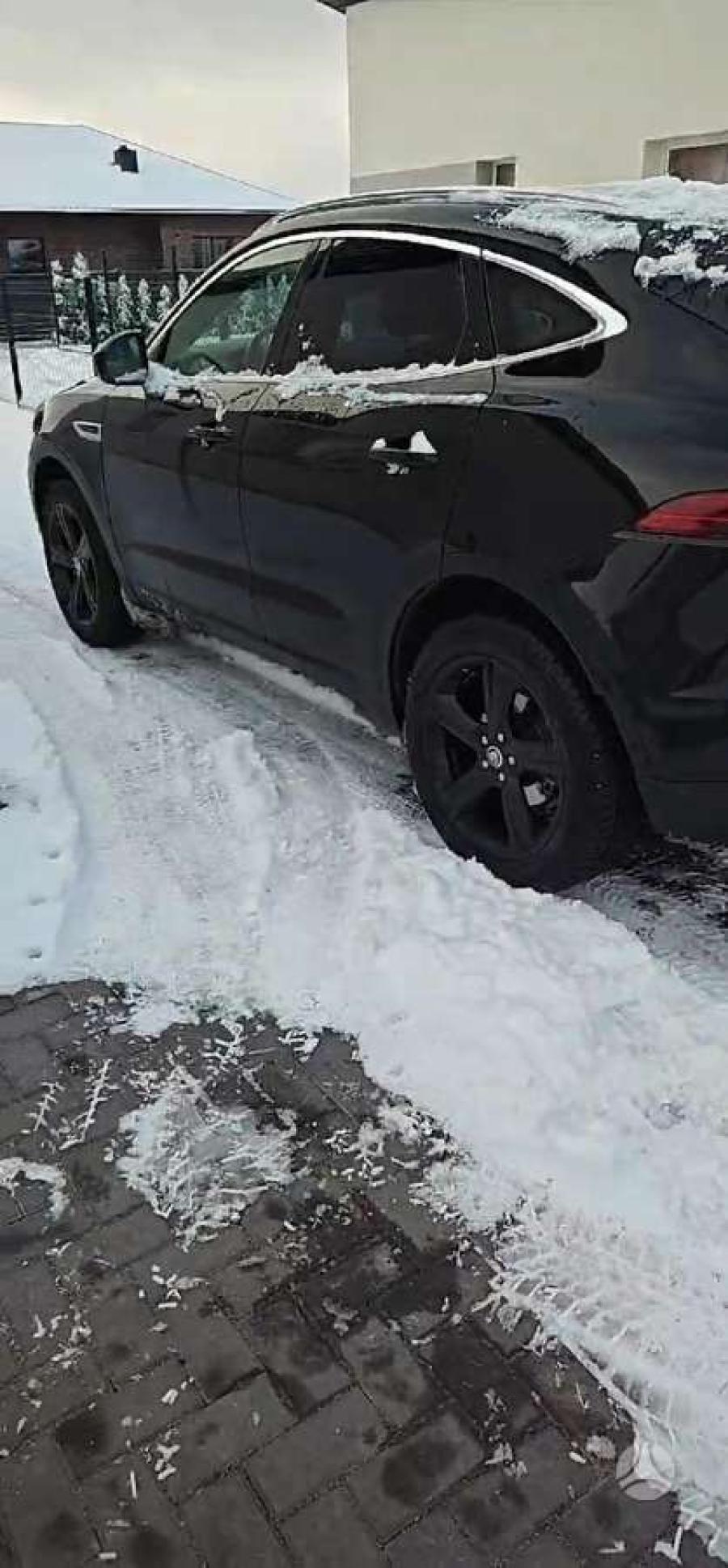 Black Jaguar E-Pace 2018 in Kaunas, with an engine capacity of 2.00 L and mileage of 144 thousand km for 9999 €, photo 6 on AUTOMOTO.COM.LV