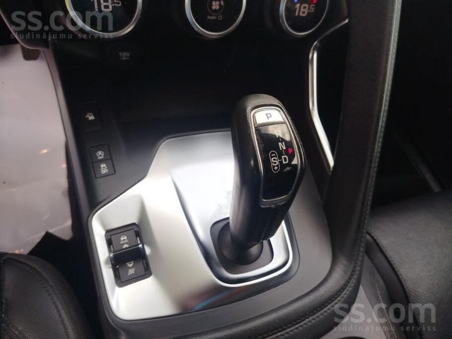 Black Jaguar E-Pace 2019 in Riga, with an engine capacity of 2.00 L and mileage of 209 thousand km for 9900 €, photo 10 on AUTOMOTO.COM.LV