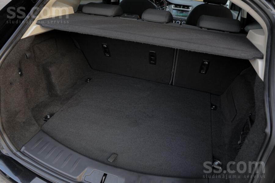 Black Jaguar E-Pace 2019 in Jelgava, with an engine capacity of 2.00 L and mileage of 193 thousand km for 13750 €, photo 29 on AUTOMOTO.COM.LV