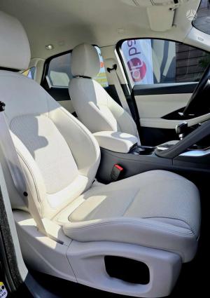 Black Jaguar E-Pace 2019 in Taurage, with an engine capacity of 2.00 L and mileage of 54 thousand km for 13400 €, photo 28 on AUTOMOTO.COM.LV