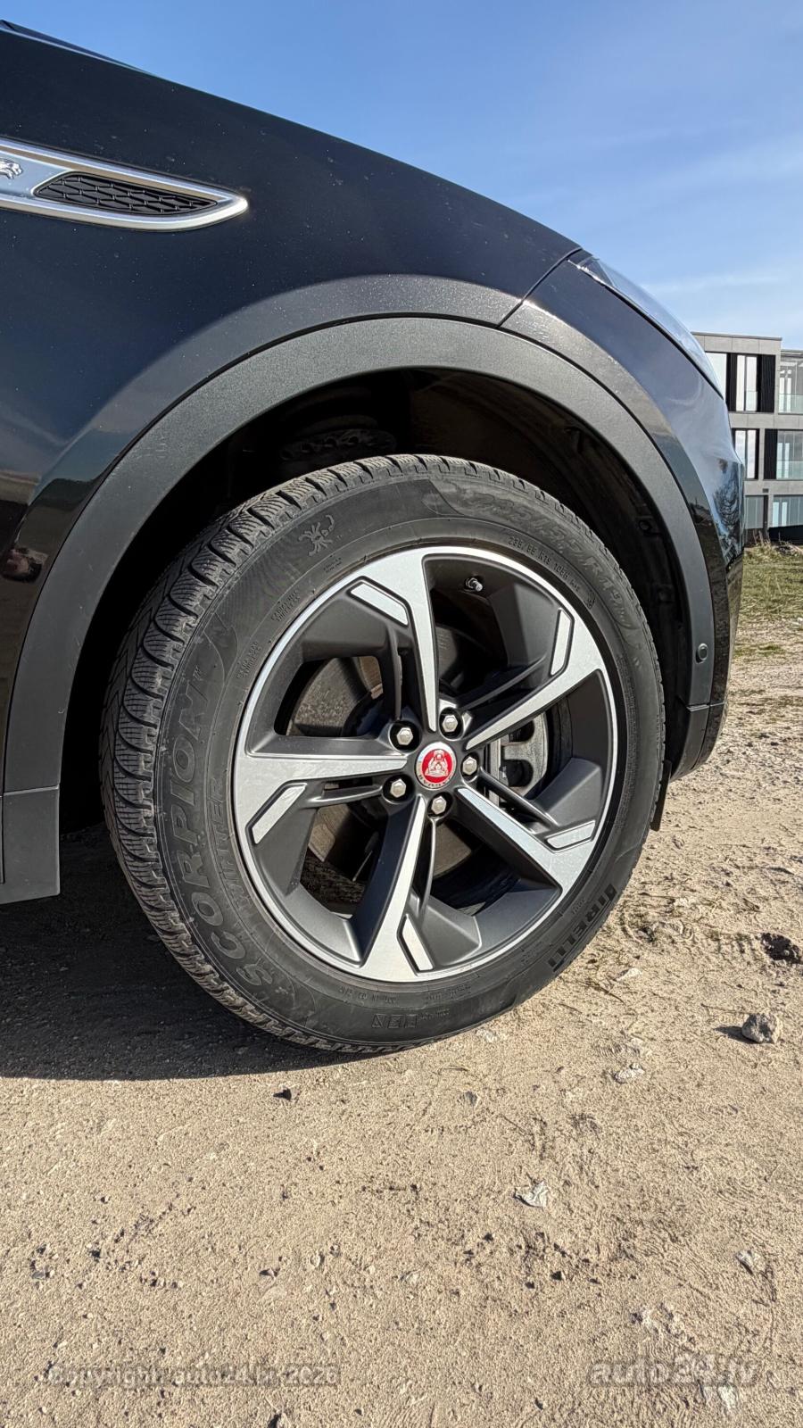 Черный Ягуар E-Pace 2021 в Таллин, объемом двигателя 2.00 л и пробегом 79 тыс. км за 31900 €, фото 4 на AUTOMOTO.COM.LV