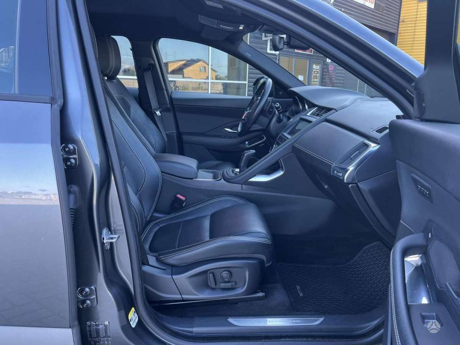 Pelēks Jaguar E-Pace 2018 Tauragė, ar dzinēja tilpumu 2.00 L un nobraukumu 123 tūkst. km par 12000 €, foto 14 vietnē AUTOMOTO.COM.LV