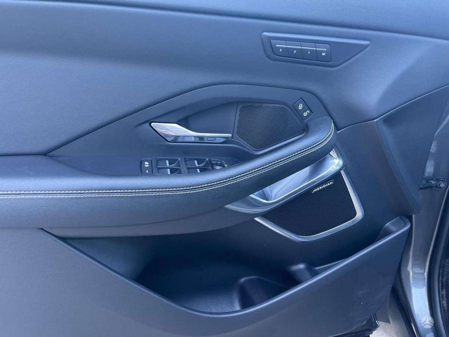 Pelēks Jaguar E-Pace 2018 Tauragė, ar dzinēja tilpumu 2.00 L un nobraukumu 123 tūkst. km par 12000 €, foto 19 vietnē AUTOMOTO.COM.LV