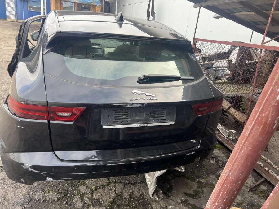 Pelēks Jaguar E-Pace 2018 Panevēža, ar dzinēja tilpumu 2.00 L un nobraukumu 112 tūkst. km par 6200 €, foto 5 vietnē AUTOMOTO.COM.LV