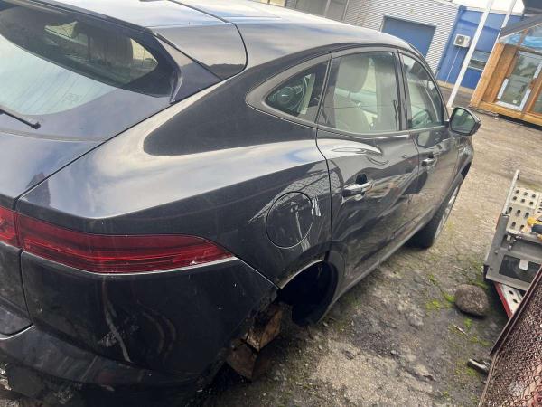 Pelēks Jaguar E-Pace 2018 Panevēža, ar dzinēja tilpumu 2.00 L un nobraukumu 112 tūkst. km par 6200 €, foto 5 vietnē AUTOMOTO.COM.LV