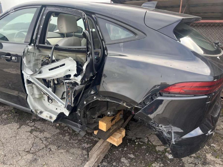 Pelēks Jaguar E-Pace 2018 Panevēža, ar dzinēja tilpumu 2.00 L un nobraukumu 112 tūkst. km par 6200 €, foto 9 vietnē AUTOMOTO.COM.LV